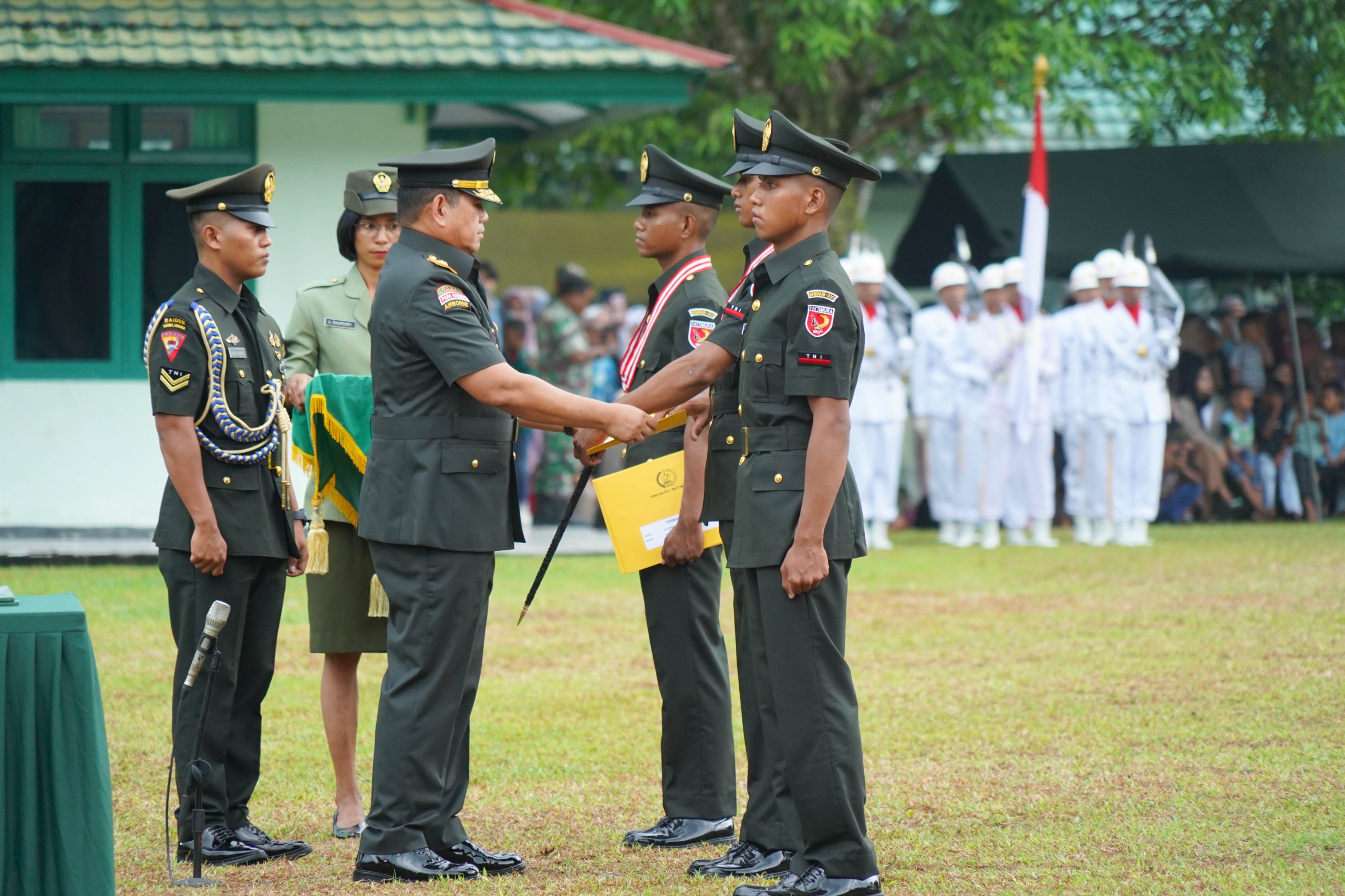 Pangdam Pattimura Tutup Pendidikan pertama Tamtama TNI AD Gelombang II ...